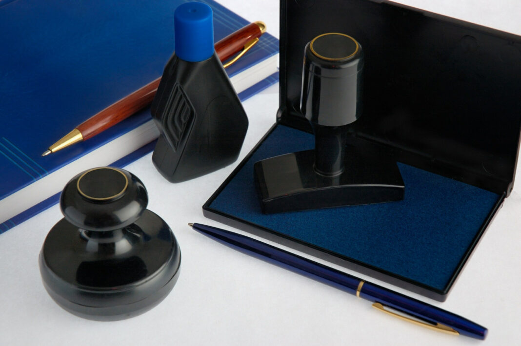 Czym są faksymile i gdzie wykonać pieczątkę z podpisem? - Polkiweb.pl